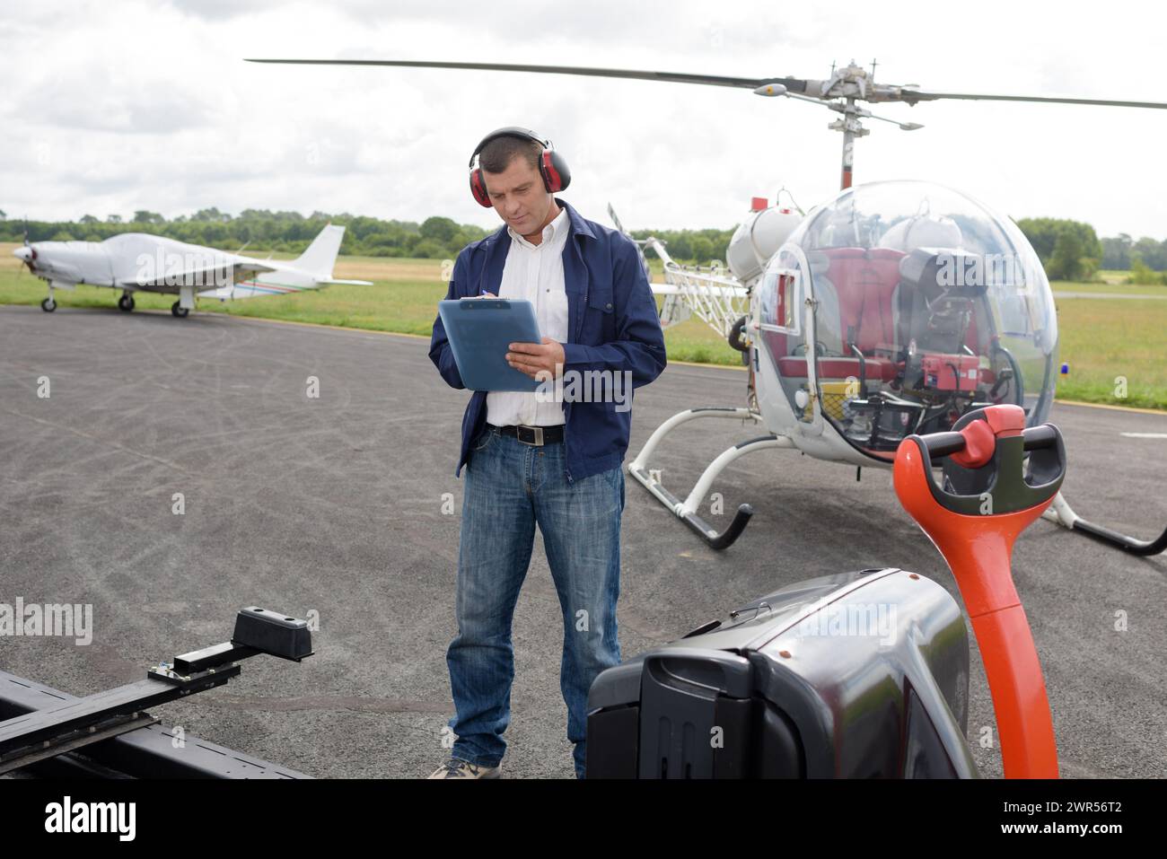 Pilot checking helicopter hi-res stock photography and images - Alamy