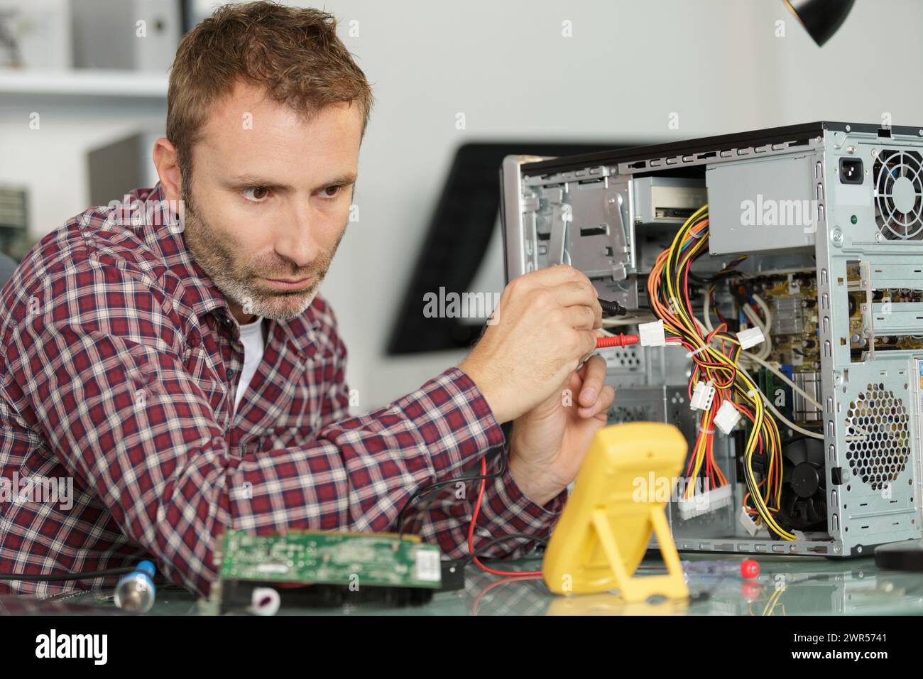 man repairs a pc Stock Photo - Alamy