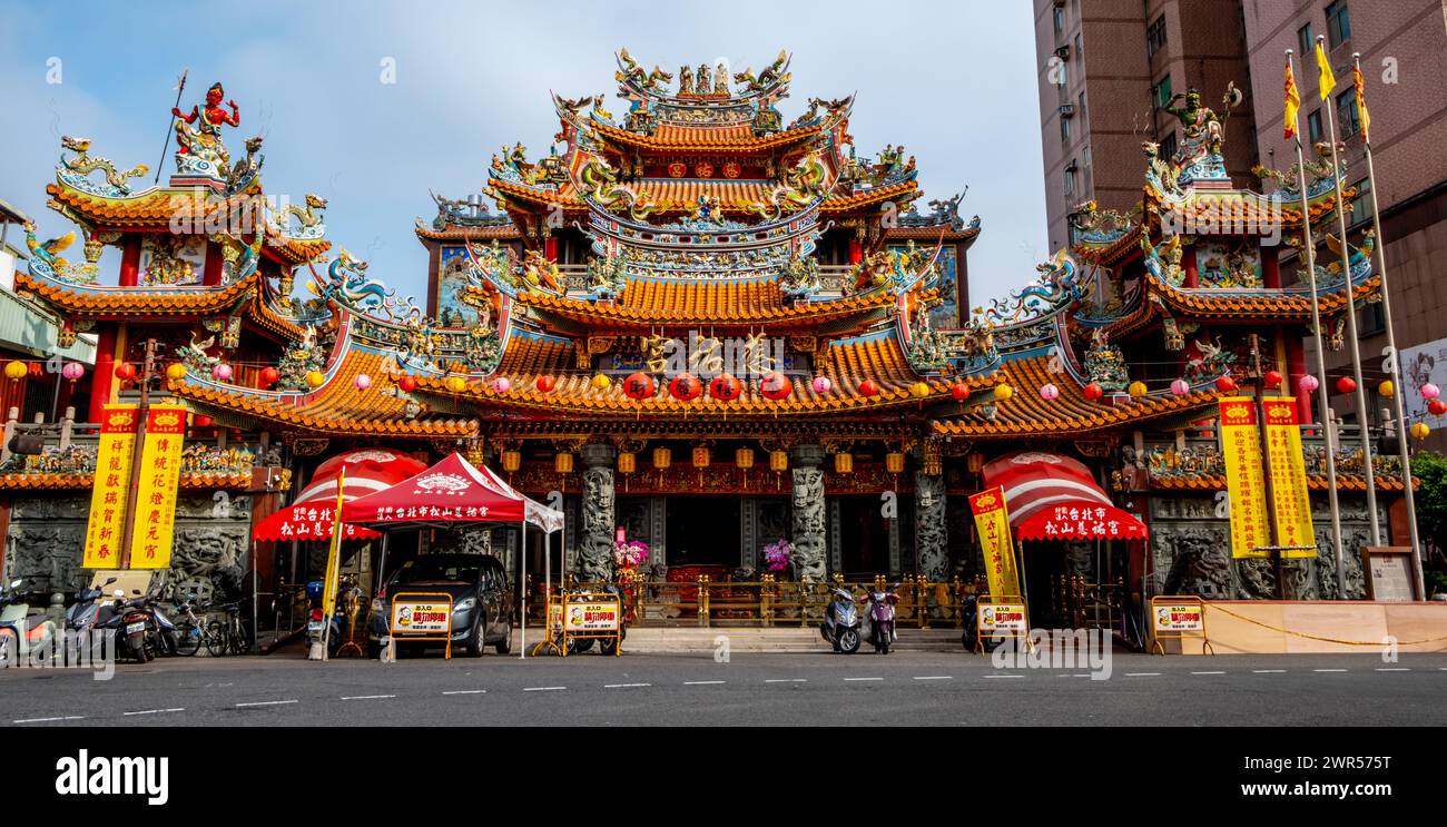 Exterior of the Chinese Songshan Ciyou Buddhist Temple in Taipei Stock ...