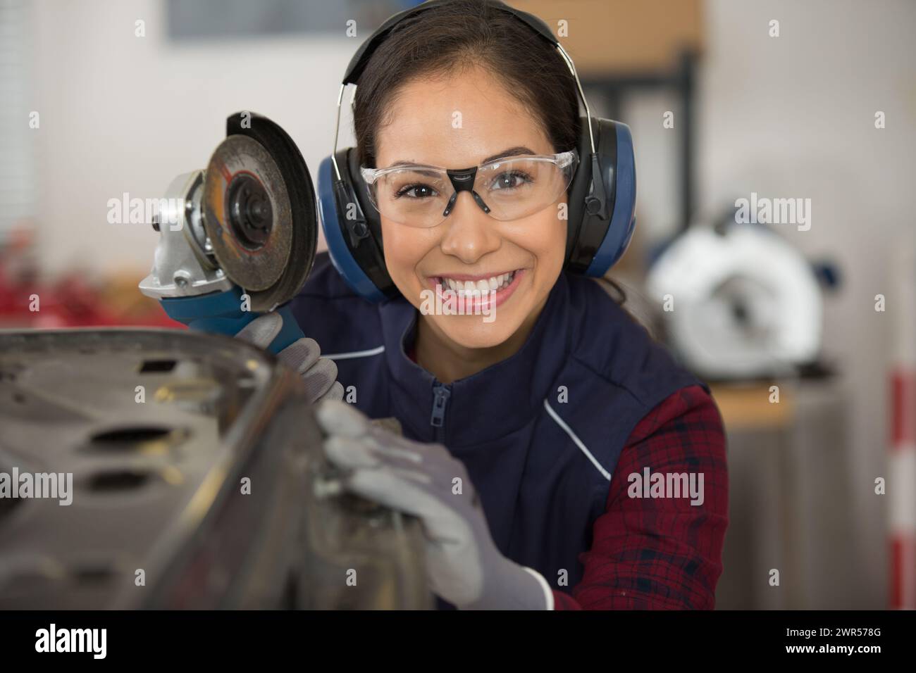 Woman auto mechanic doing hi-res stock photography and images - Alamy