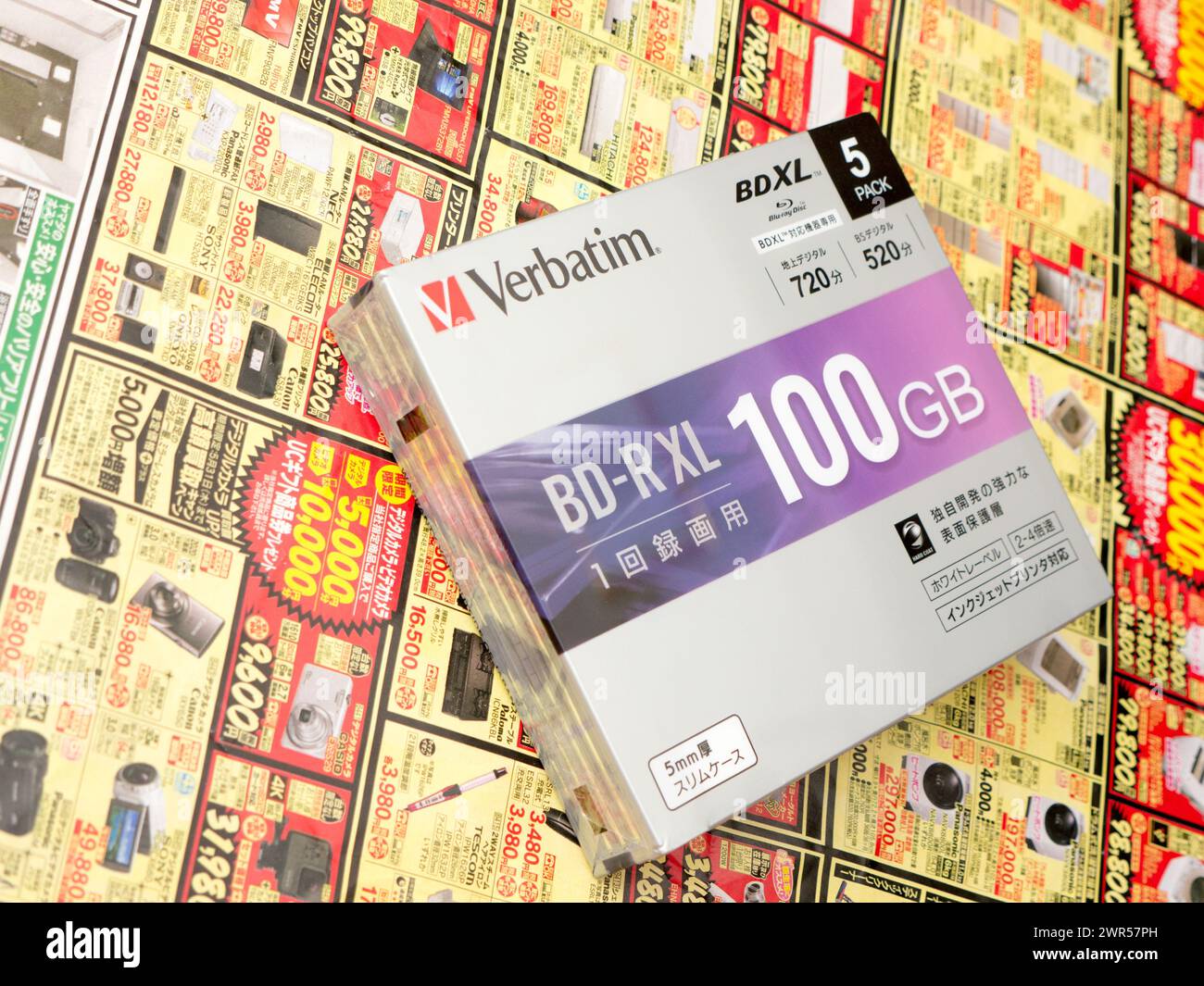 Mitsubishi (Verbatim) BD-R XL 100GB disc on a variocolor background ...