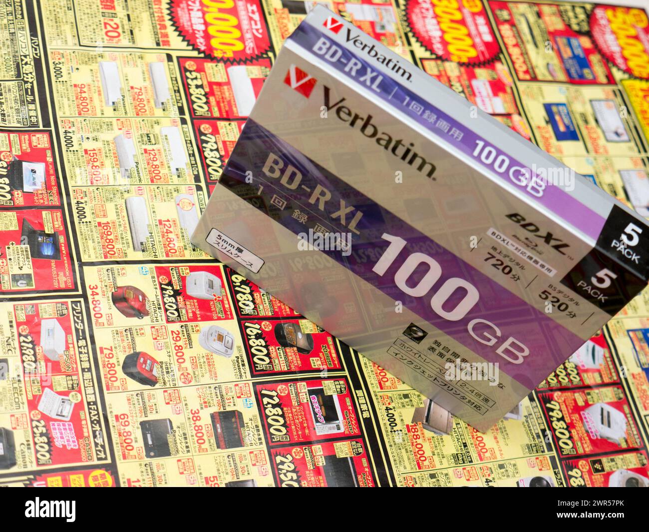 Mitsubishi (Verbatim) BD-R XL 100GB disc on a variocolor background ...