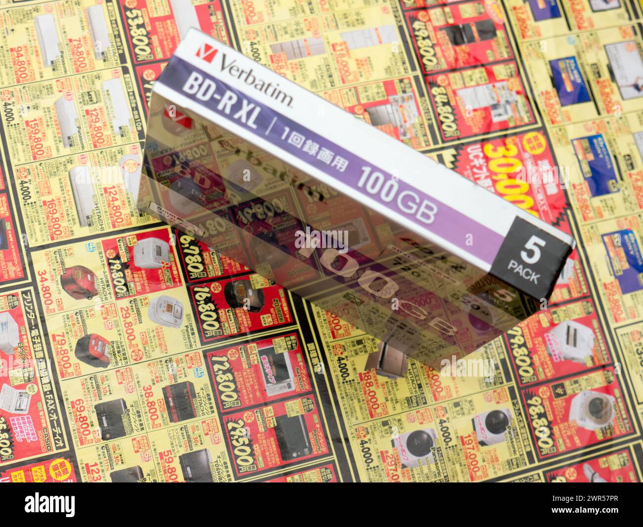 Mitsubishi (Verbatim) BD-R XL 100GB disc on a variocolor background ...