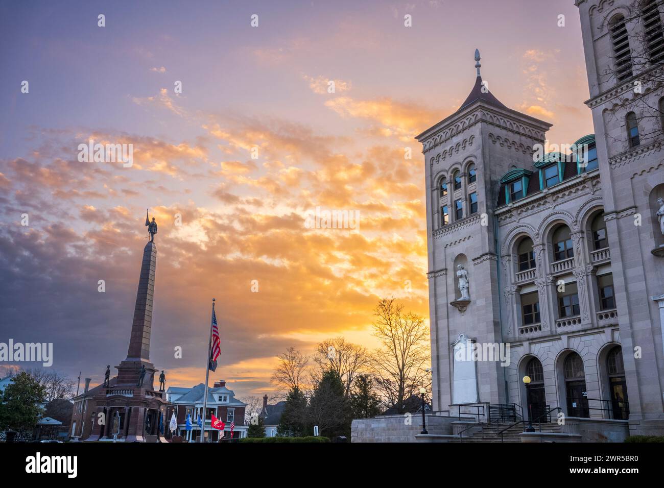 The Knox County Courthouse and Civil War Memorial in downtown Vincennes ...