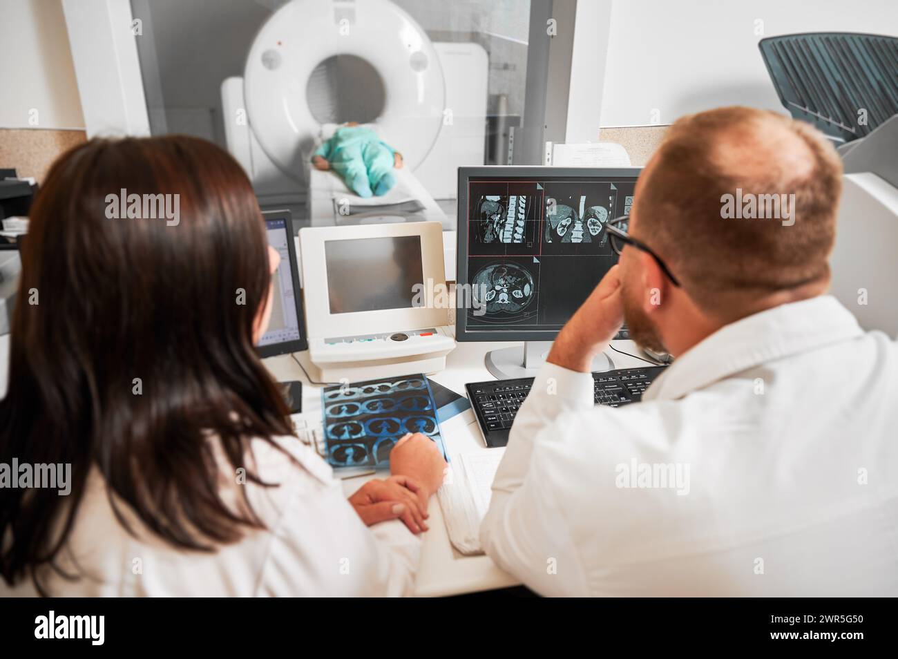 Two doctors examine patient mri hi-res stock photography and images - Alamy