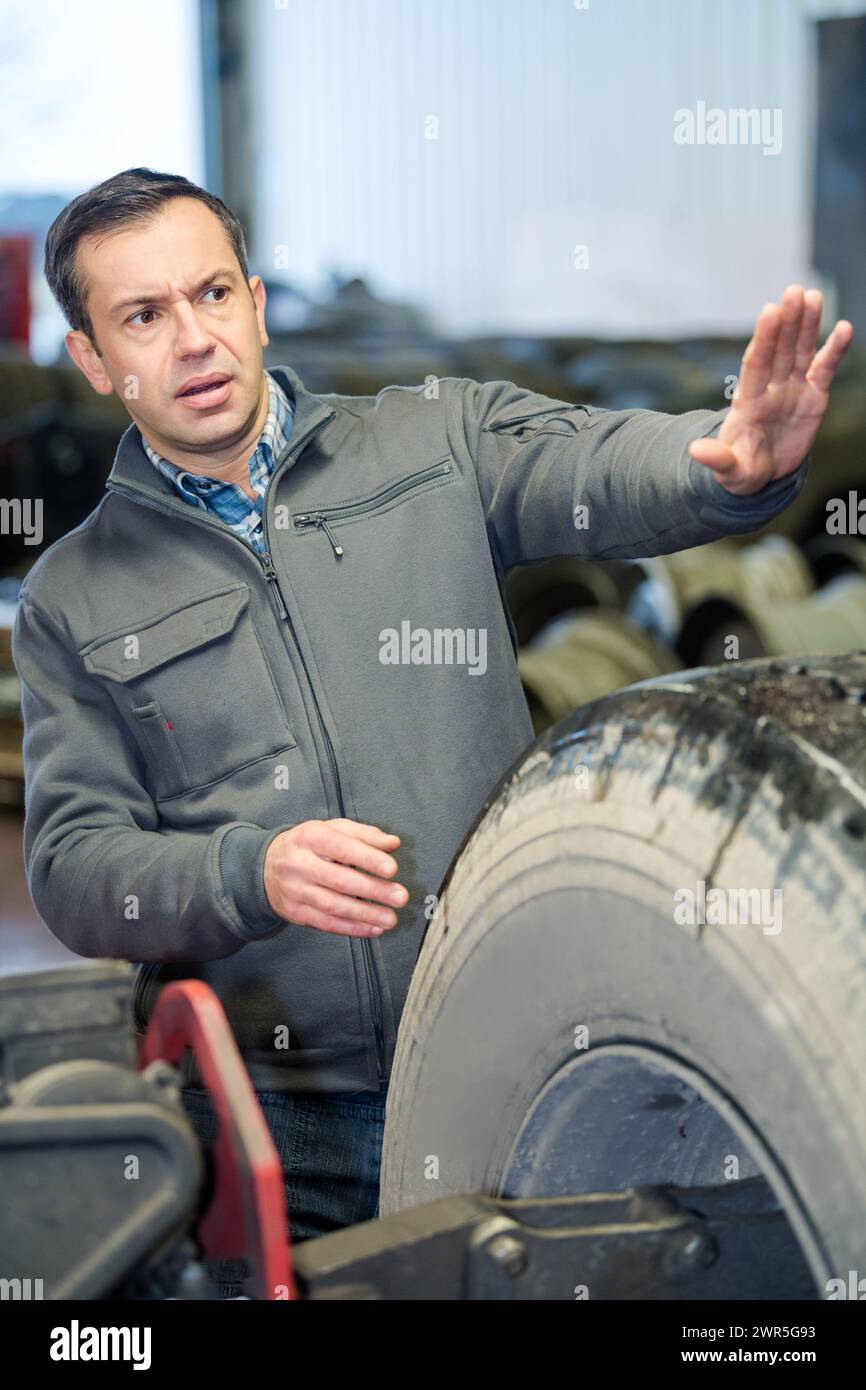 car tire service mechanic giving signs Stock Photo - Alamy