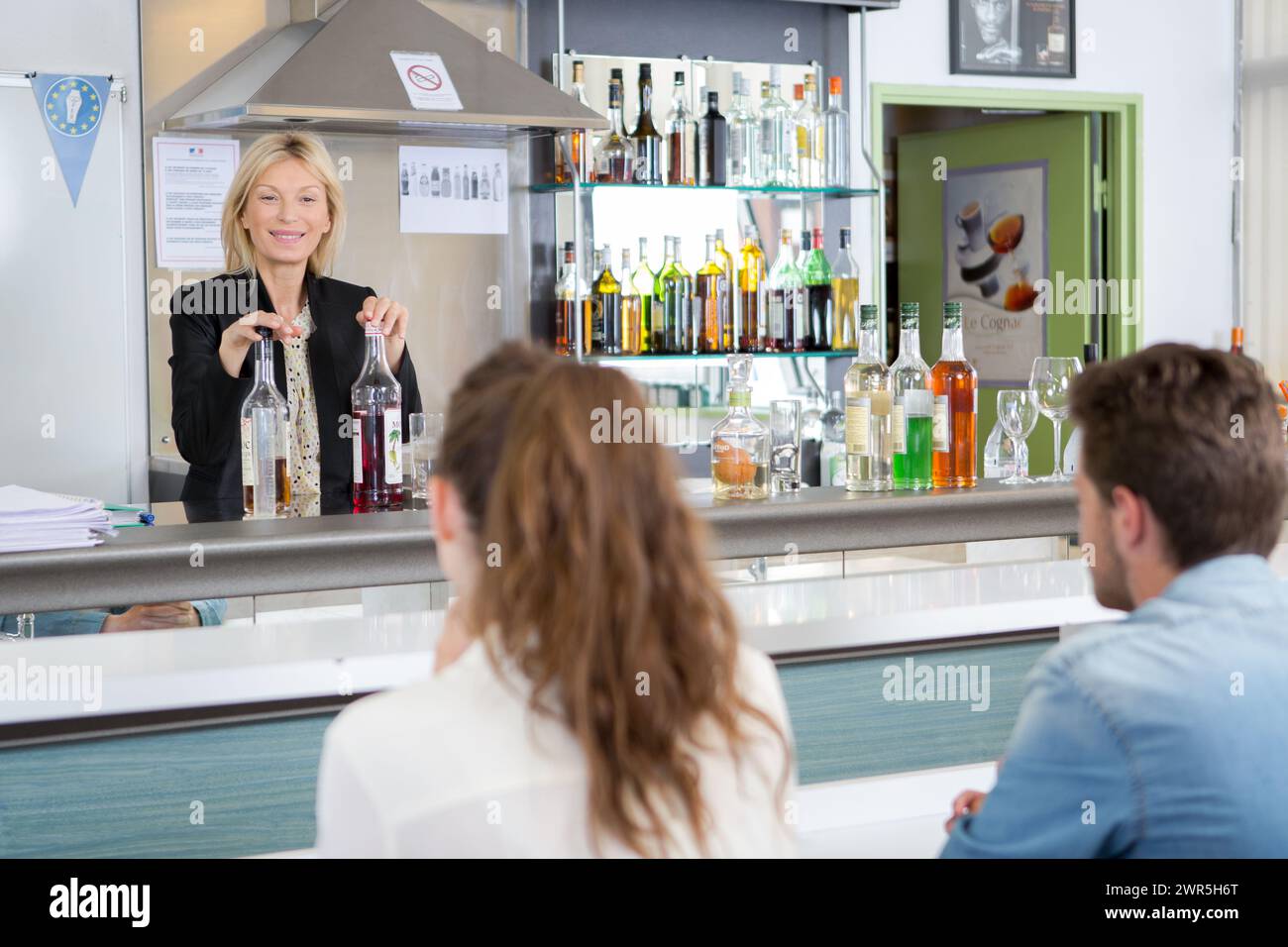 young people learning how to make a cocktail Stock Photo - Alamy