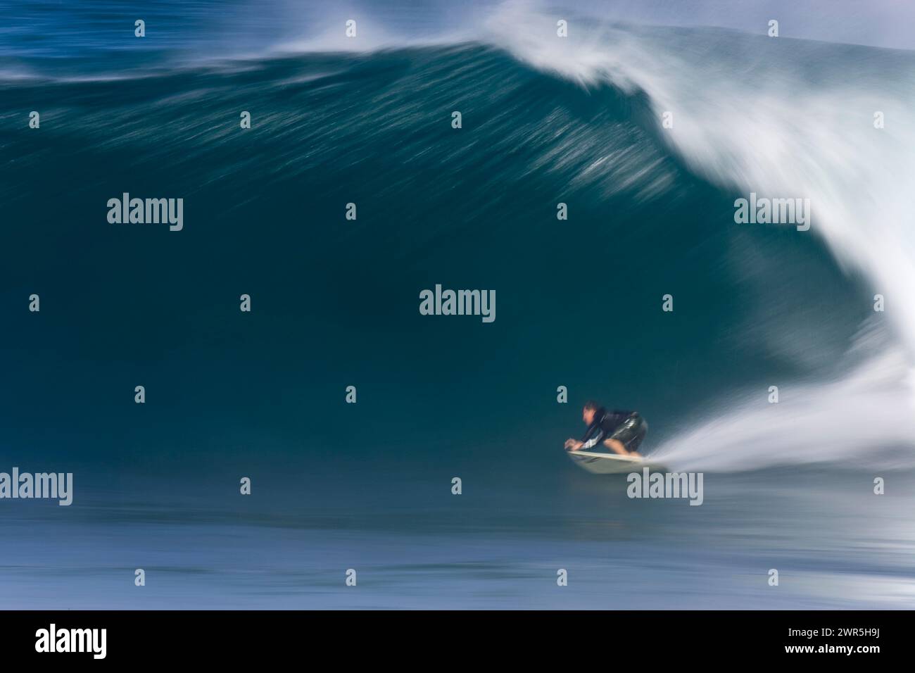 Speed blur action of David Wassel surfing at Pipeline, north shore ...