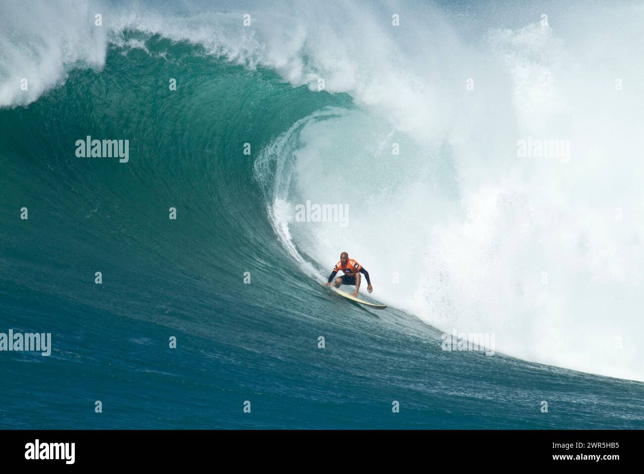 Kelly Slater surfing a huge wave at the Eddie Aikau big wave surfing ...