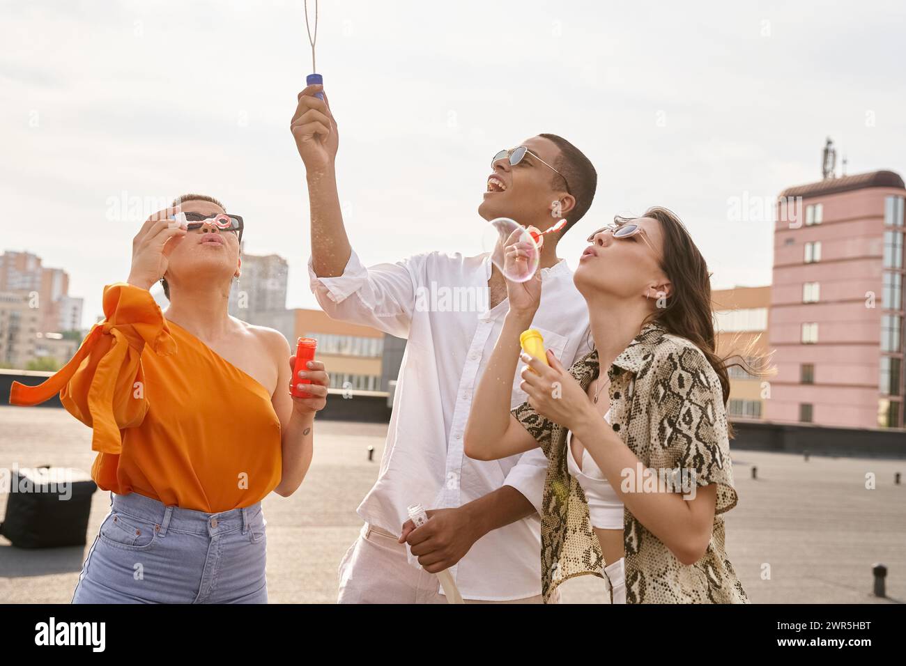 Group friends blowing bubbles hi-res stock photography and images - Alamy