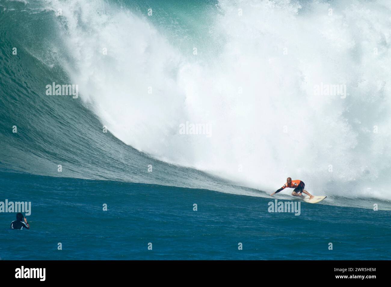 Kelly Slater surfing a huge wave at the Eddie Aikau big wave surfing ...