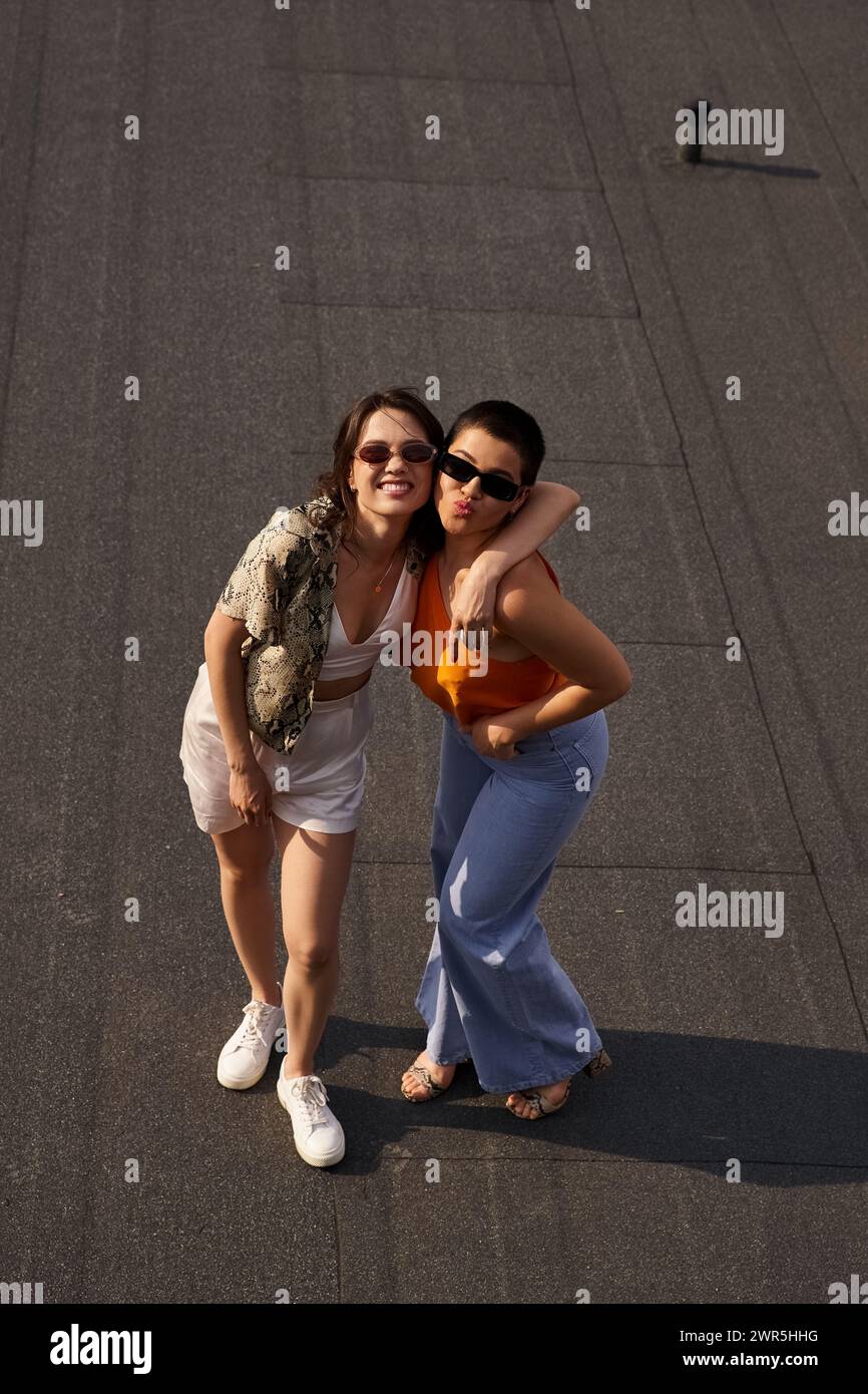 Two drunk women hi-res stock photography and images - Alamy