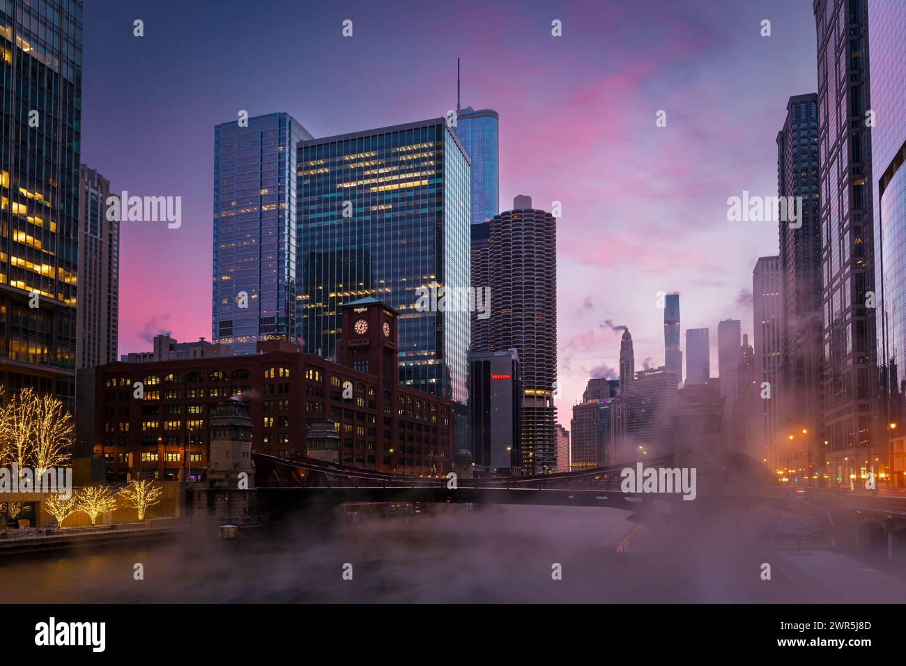 Steaming river in downtown Chicago during polar vortex Stock Photo - Alamy
