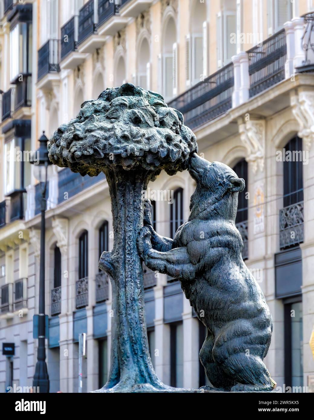 El Oso y el Madrono, The Bear and the Strawberry Tree, symbol of Madrid ...