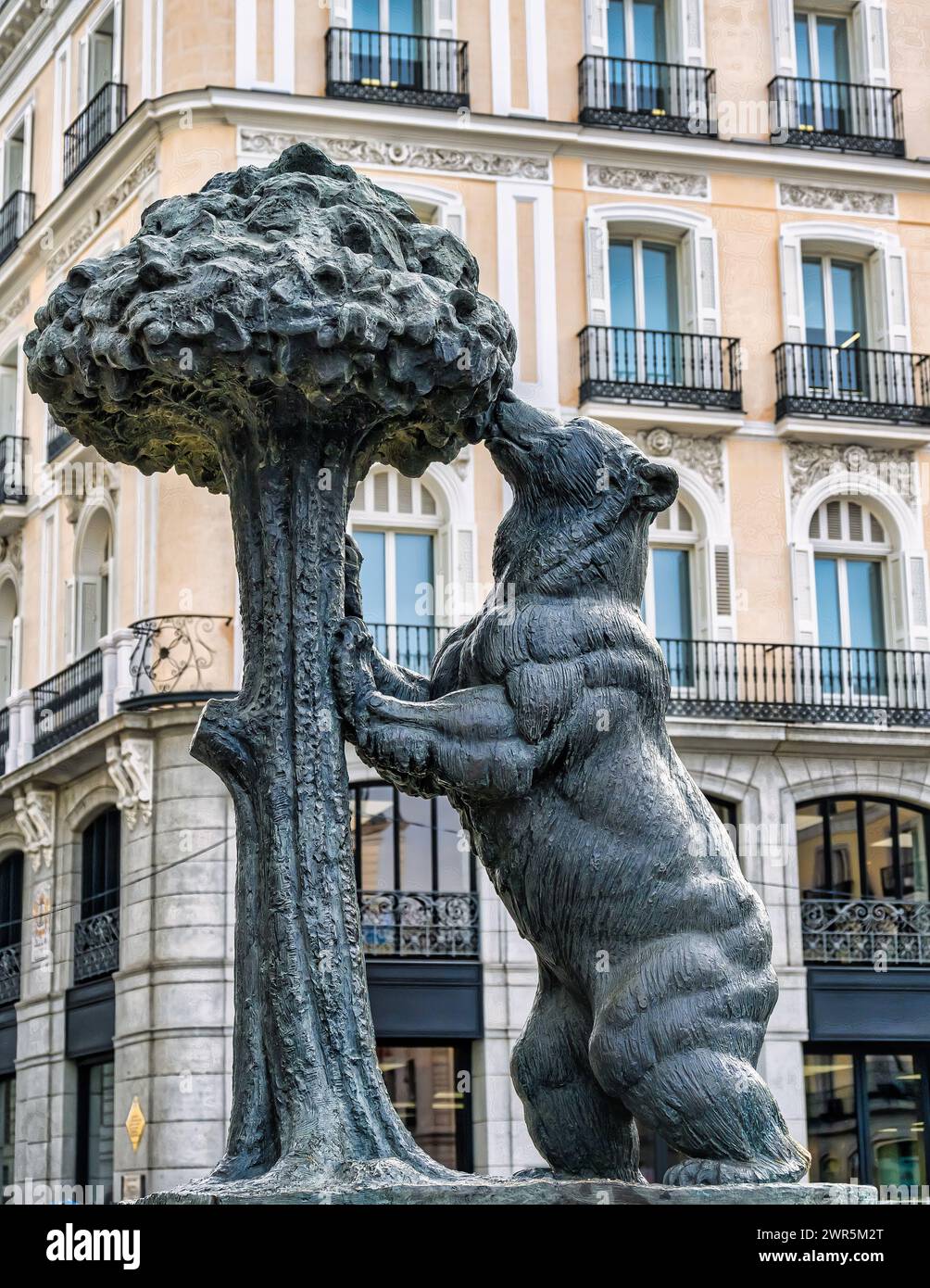 El Oso y el Madrono, The Bear and the Strawberry Tree, symbol of Madrid ...