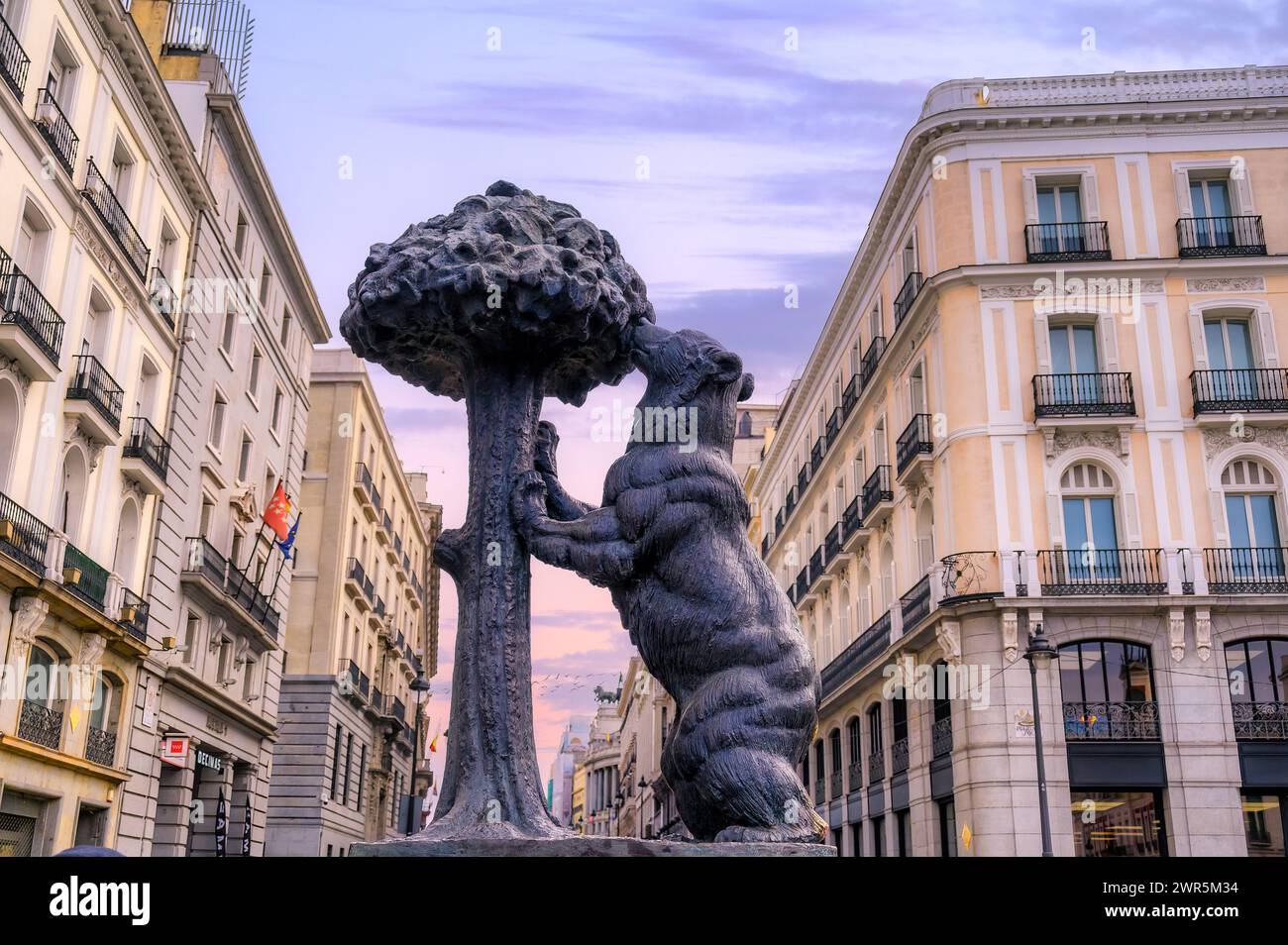 El Oso y el Madrono, The Bear and the Strawberry Tree, symbol of Madrid ...