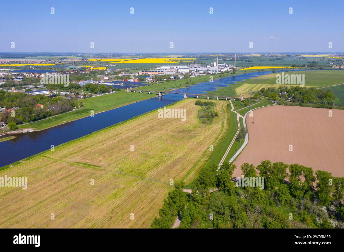 Luftbild der Elbe mit Eisenbahnbrücke und Industriegebiet Torgau ...