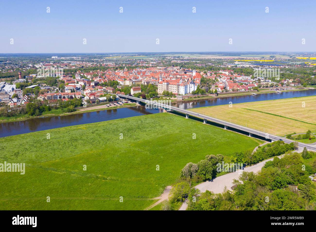 Luftbild mit Elbe, Elbbrücke, Schloss Hartenfels und Altstadt, Torgau ...