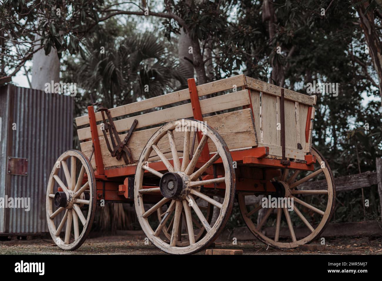 Wagon pulled by horse hi-res stock photography and images - Alamy