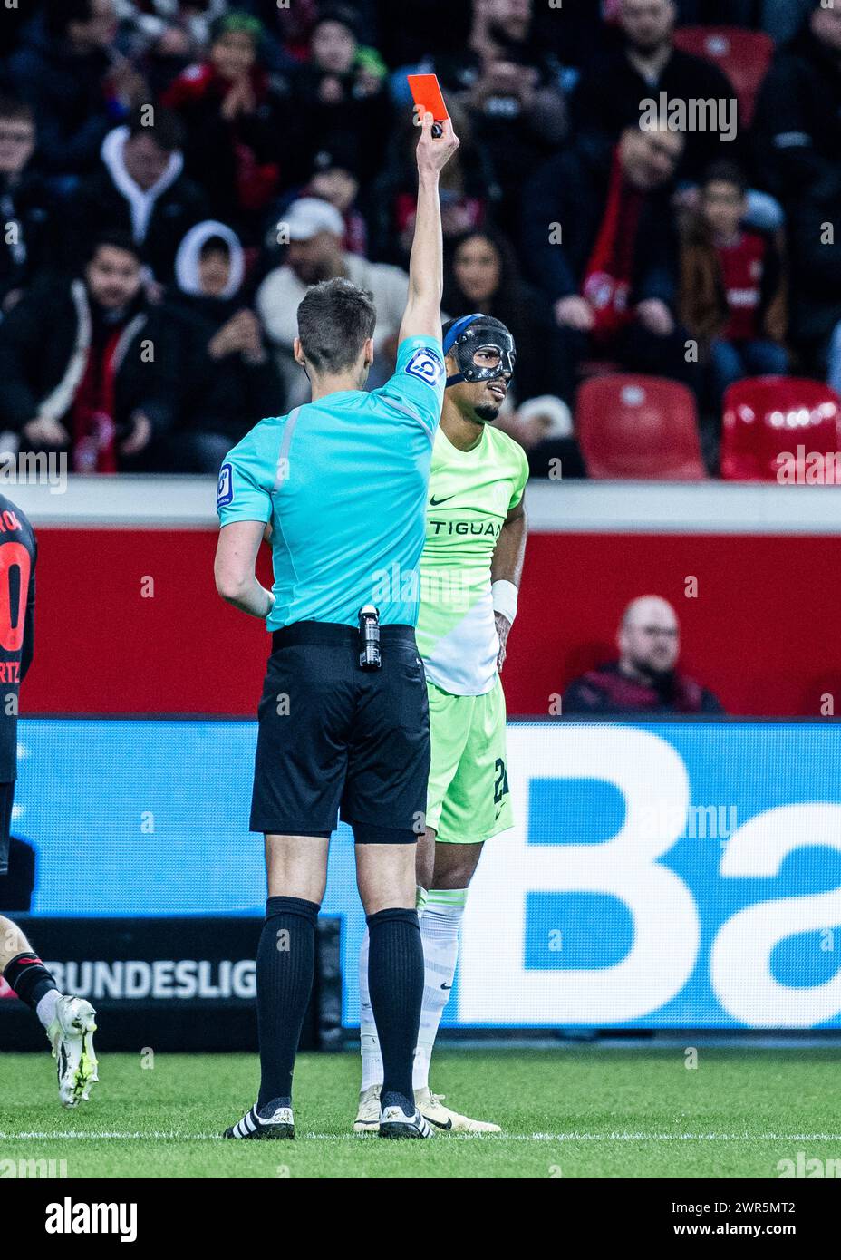 Zeigt die rote karte hi-res stock photography and images - Alamy