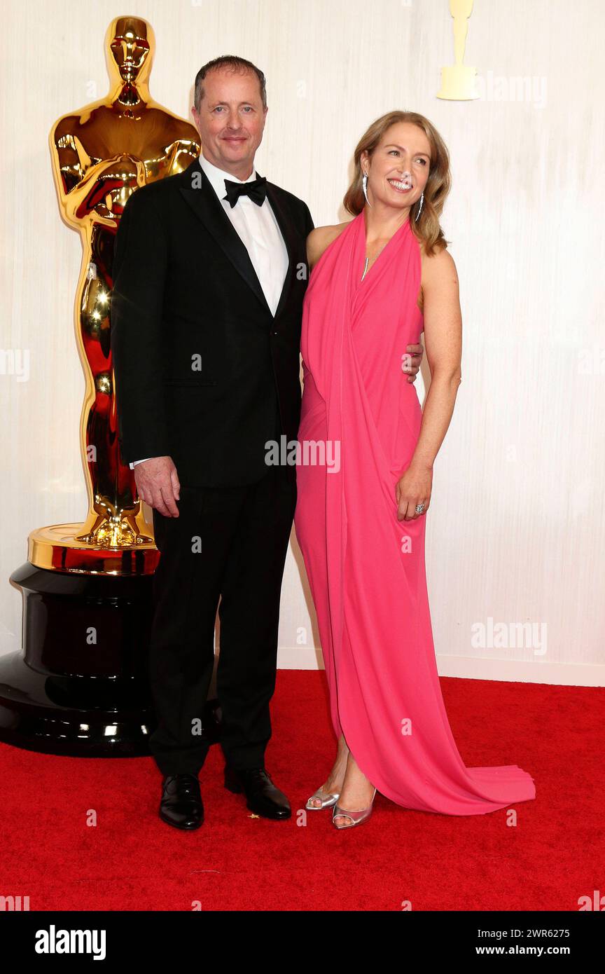 Andrew Lowe mit Begleitung bei der Oscar Verleihung 2024 / 96th Annual ...