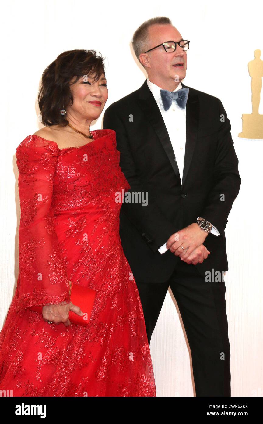 Janet Yang mit Gast bei der Oscar Verleihung 2024 / 96th Annual Academy ...