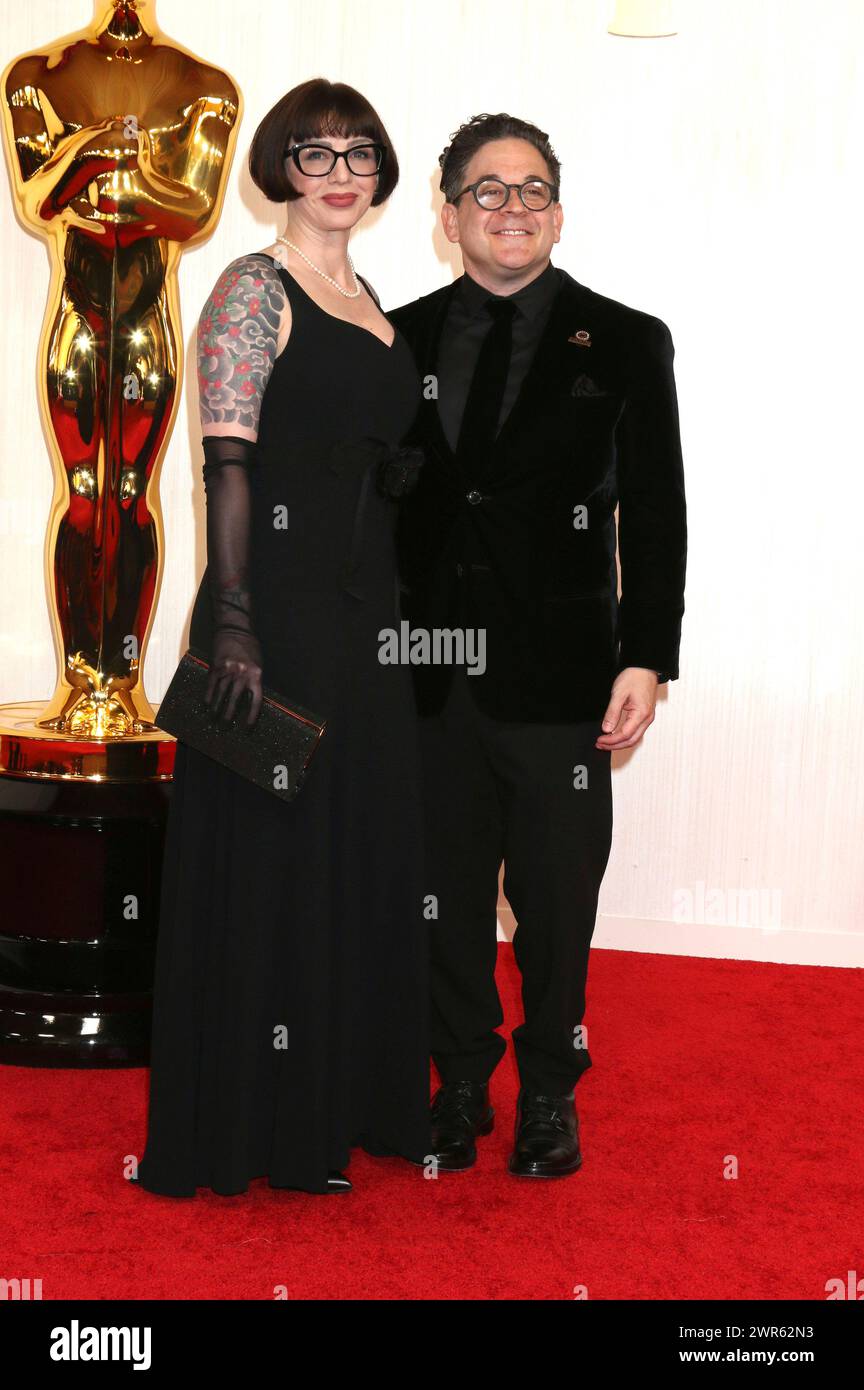 Abbye Brown und Gary A. Rizzo bei der Oscar Verleihung 2024 / 96th ...