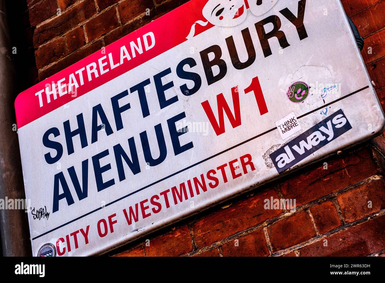 Close up street name sign avenue hi-res stock photography and images ...