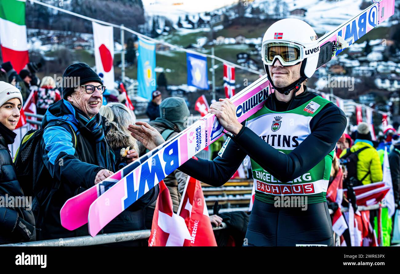 älterer mann sonnenschein hi-res stock photography and images - Alamy