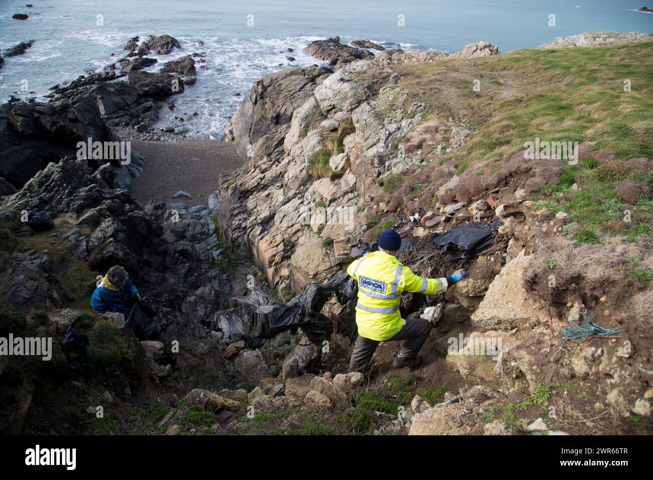 19/01/19 Volunteers clean beaches near Cable Bay Anglesey to mark the ...