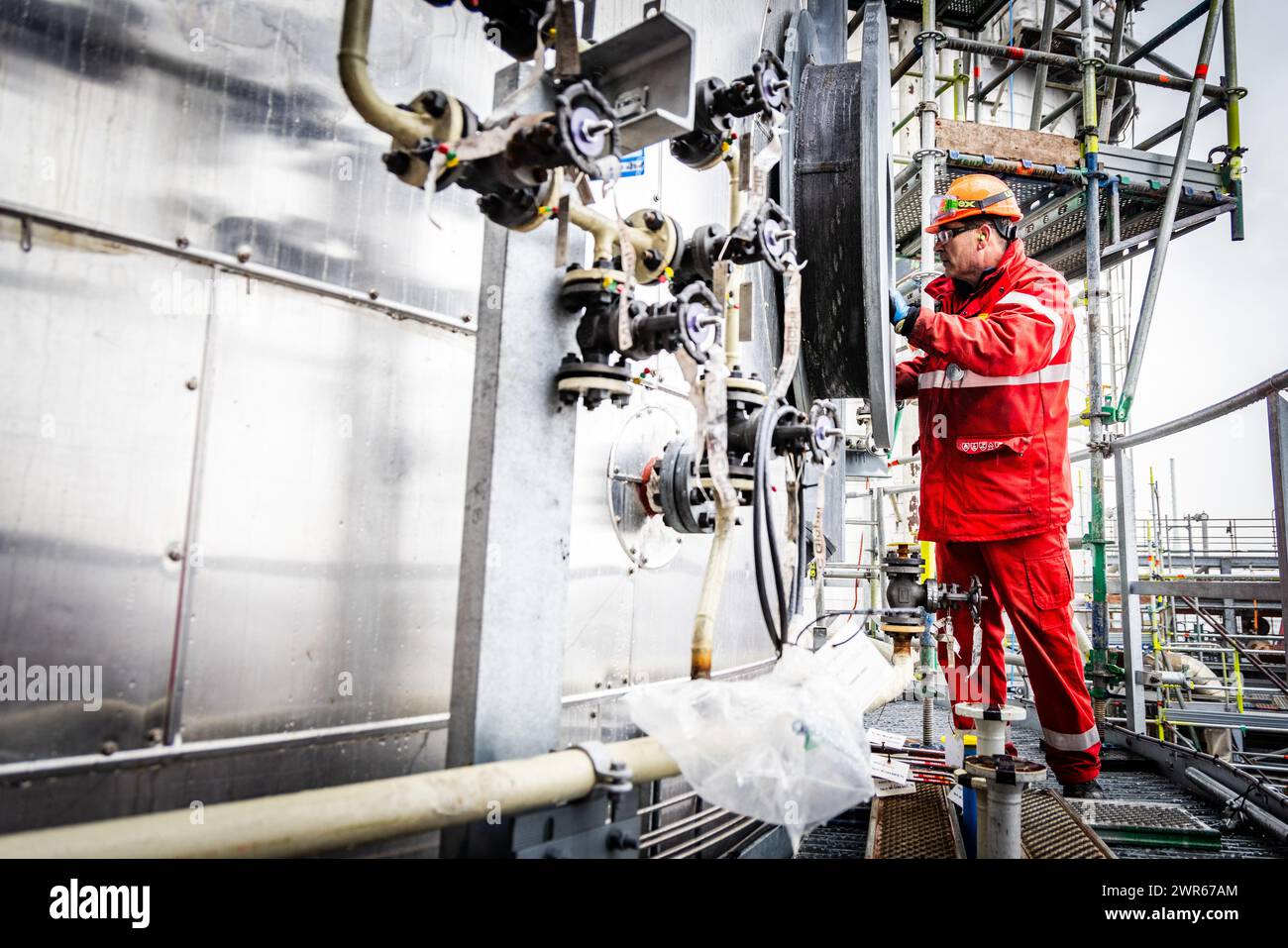 PERNIS - Shell employees at work in one of the factories at Shell's ...