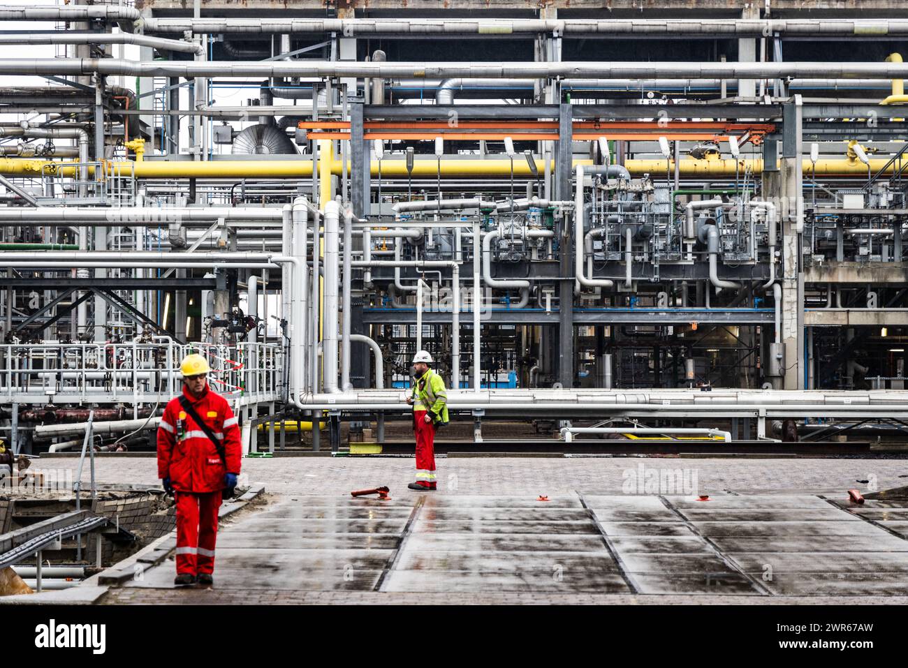 PERNIS - Shell employees at work in one of the factories at Shell's ...