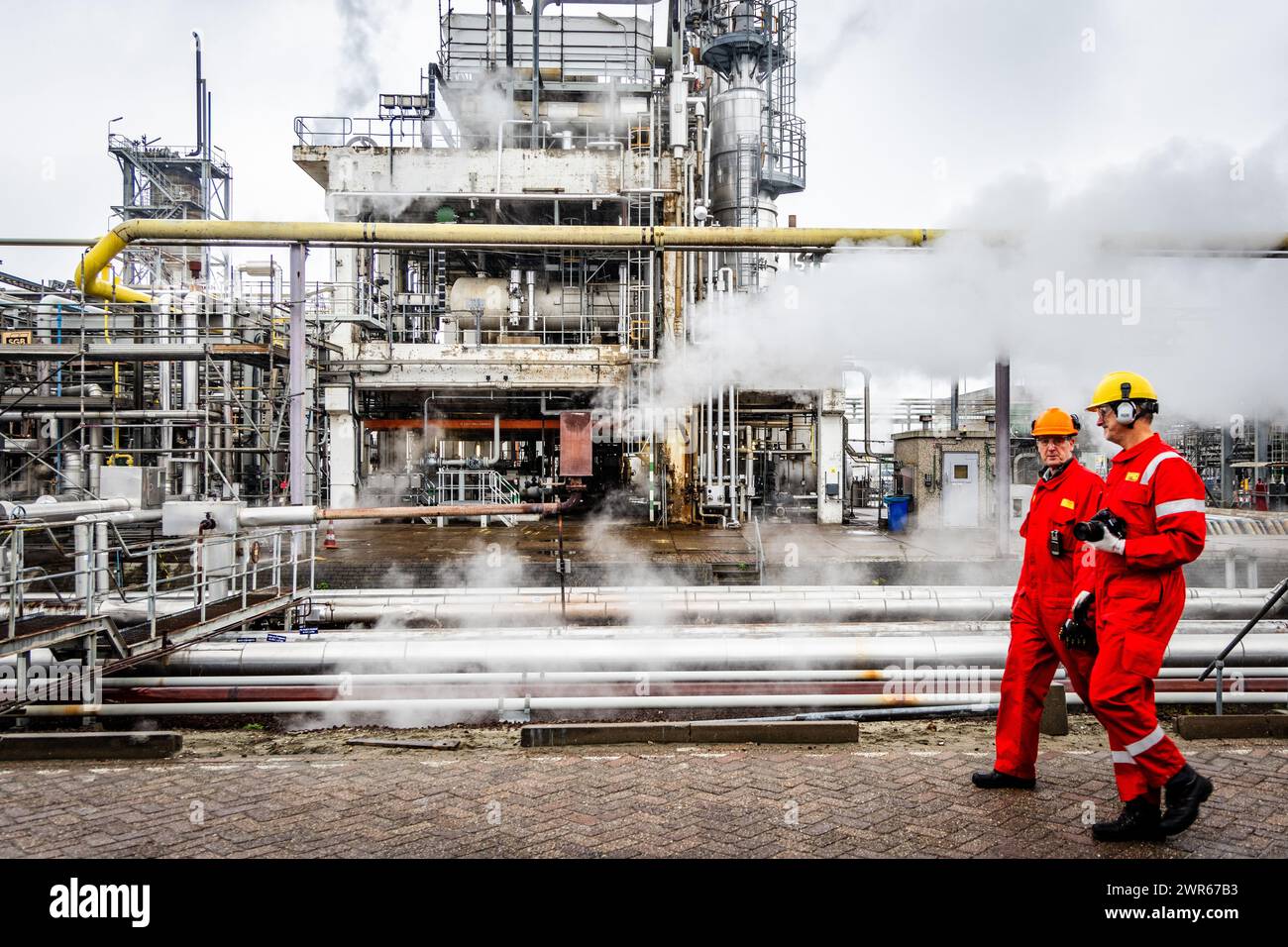 PERNIS - Shell employees at work in one of the factories at Shell's ...