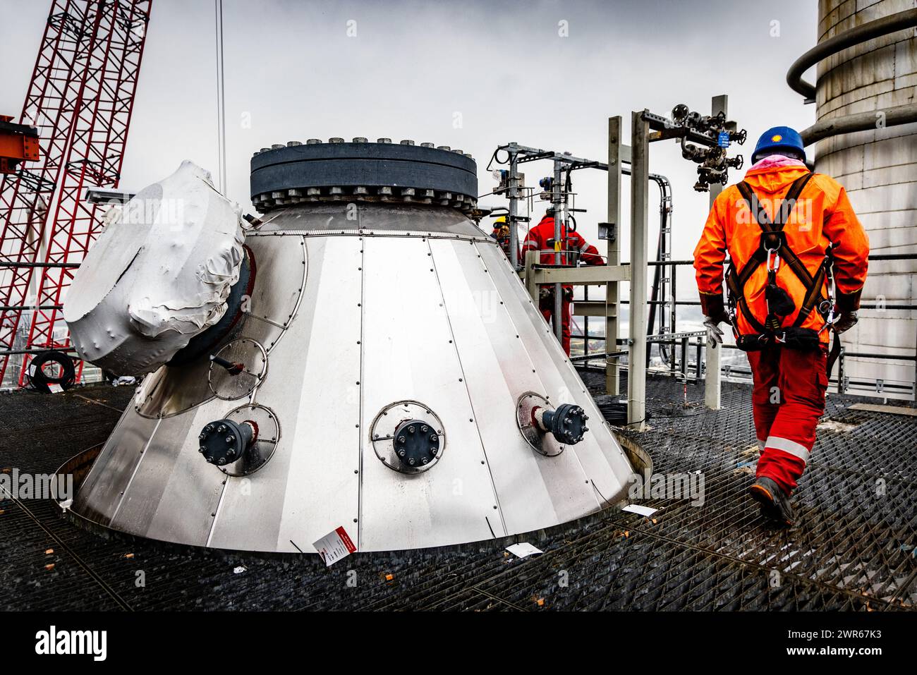 PERNIS - Work during a stop at the oldest factory at Shell's energy and ...