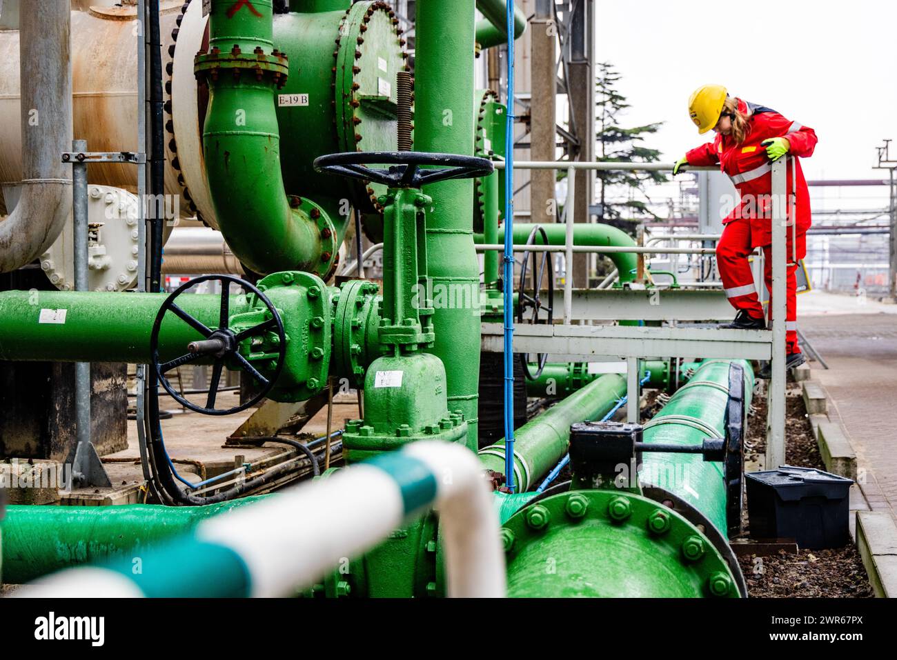 PERNIS - Shell employees at work in one of the factories at Shell's ...