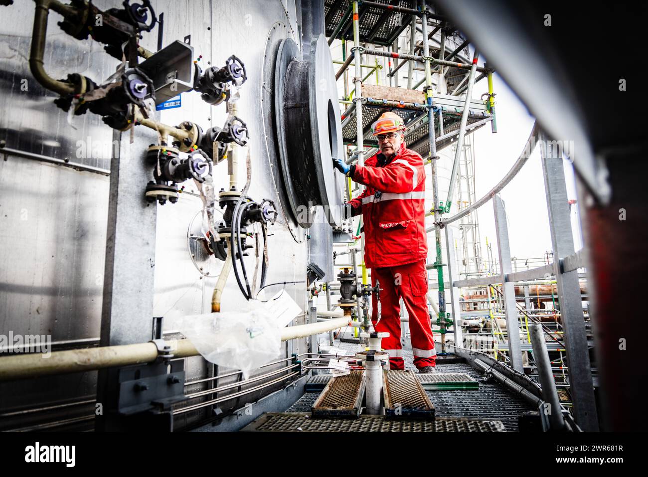 PERNIS - Shell employees at work in one of the factories at Shell's ...