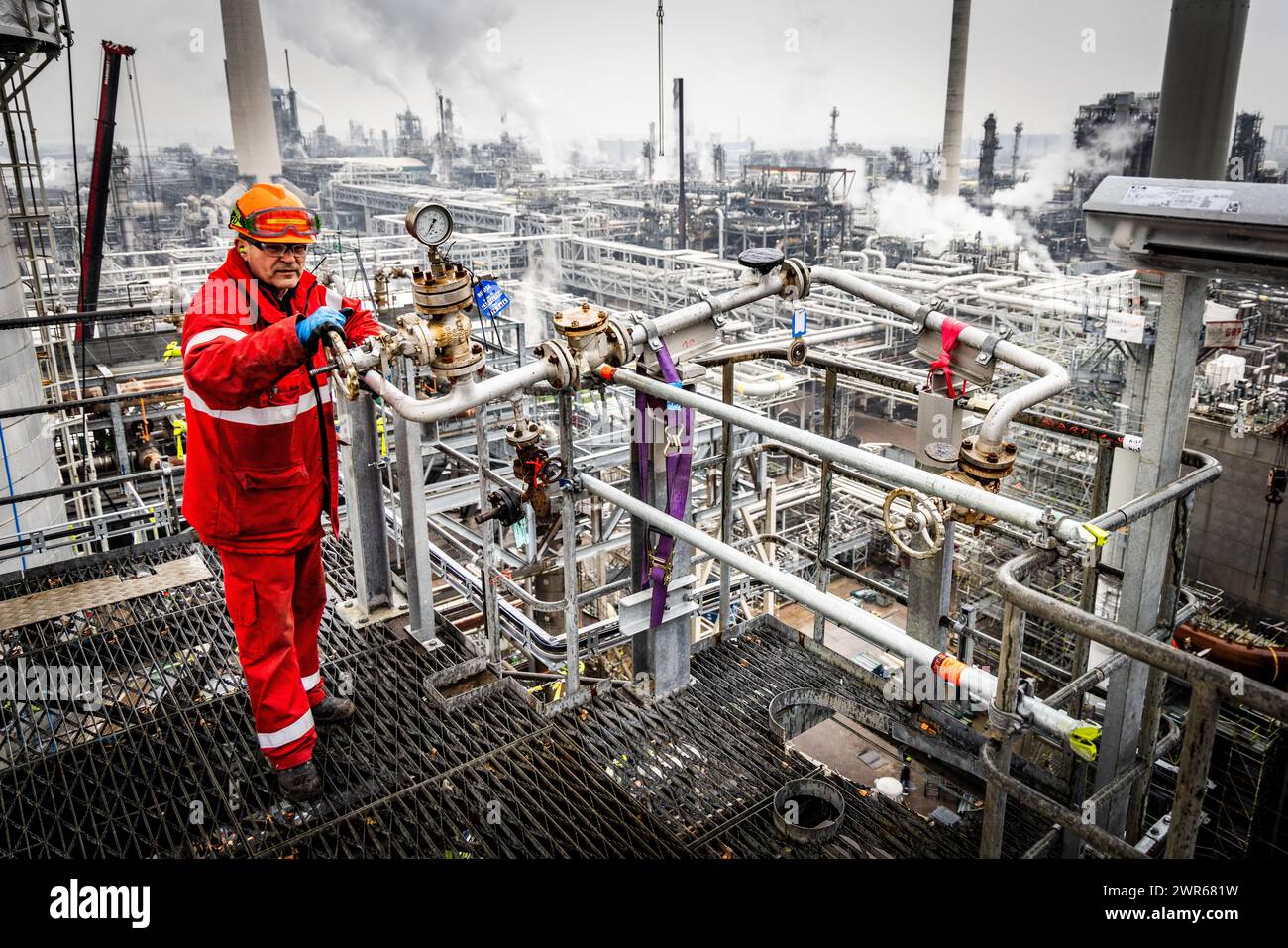PERNIS - Shell employees at work in one of the factories at Shell's ...