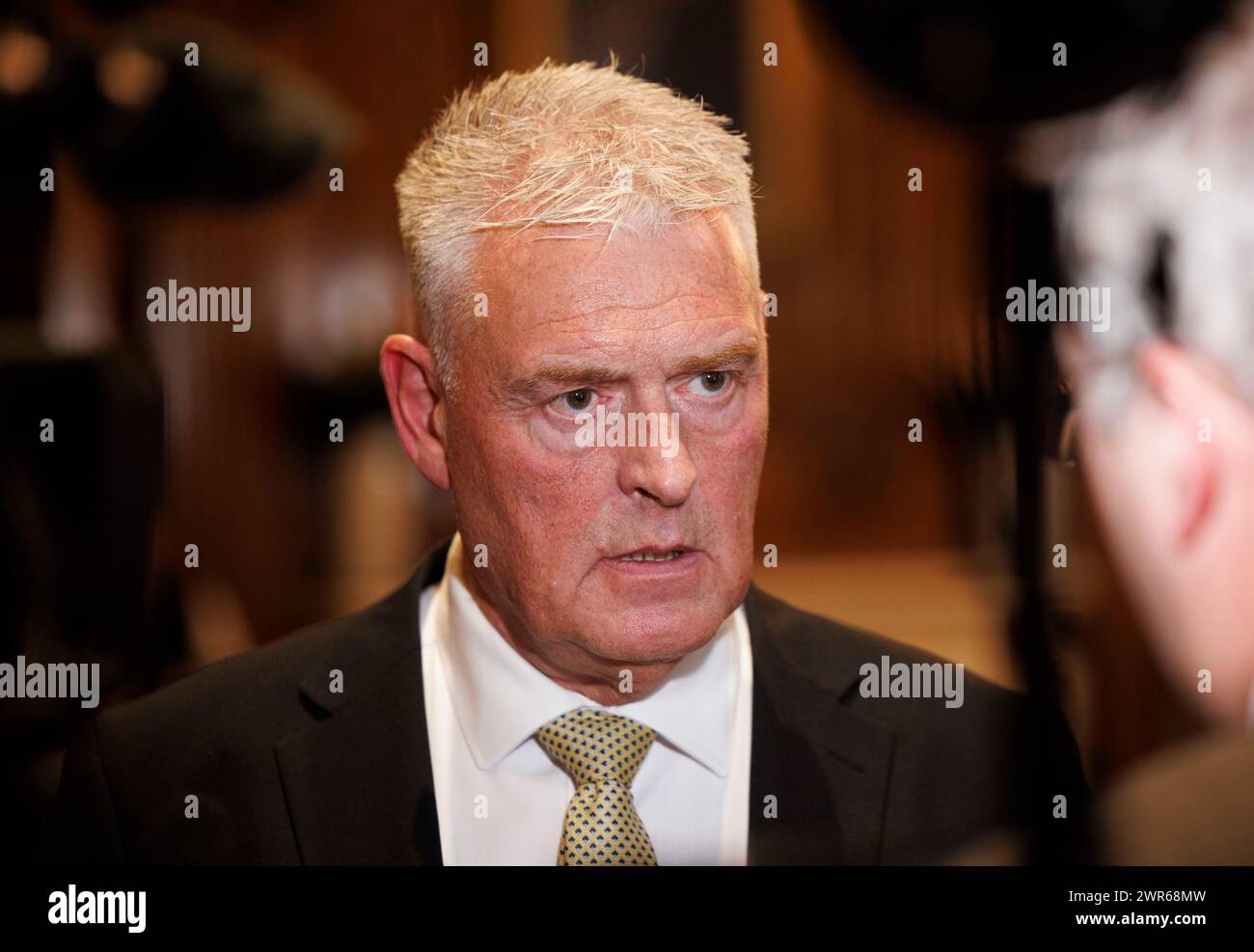 Tv presenters hi-res stock photography and images - Alamy