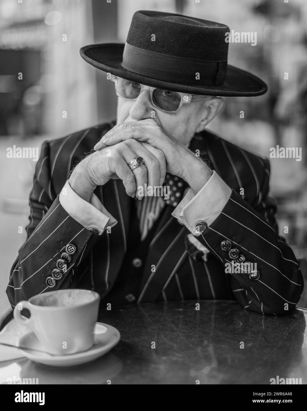 Black and white image of a portrait of a stylish octogenarian Stock ...