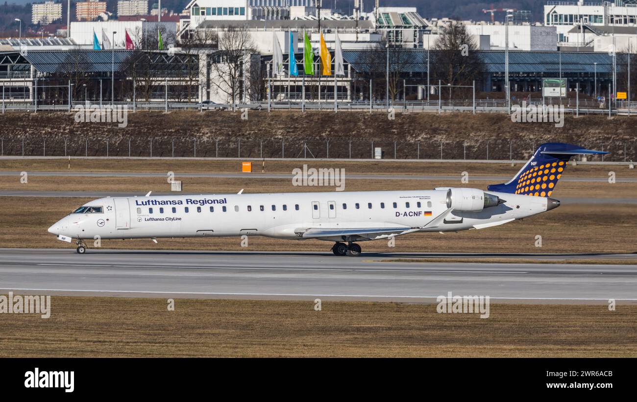 München, Deutschland - 1. Januar 2022: Ein Mitsubishi CRJ-900 von ...