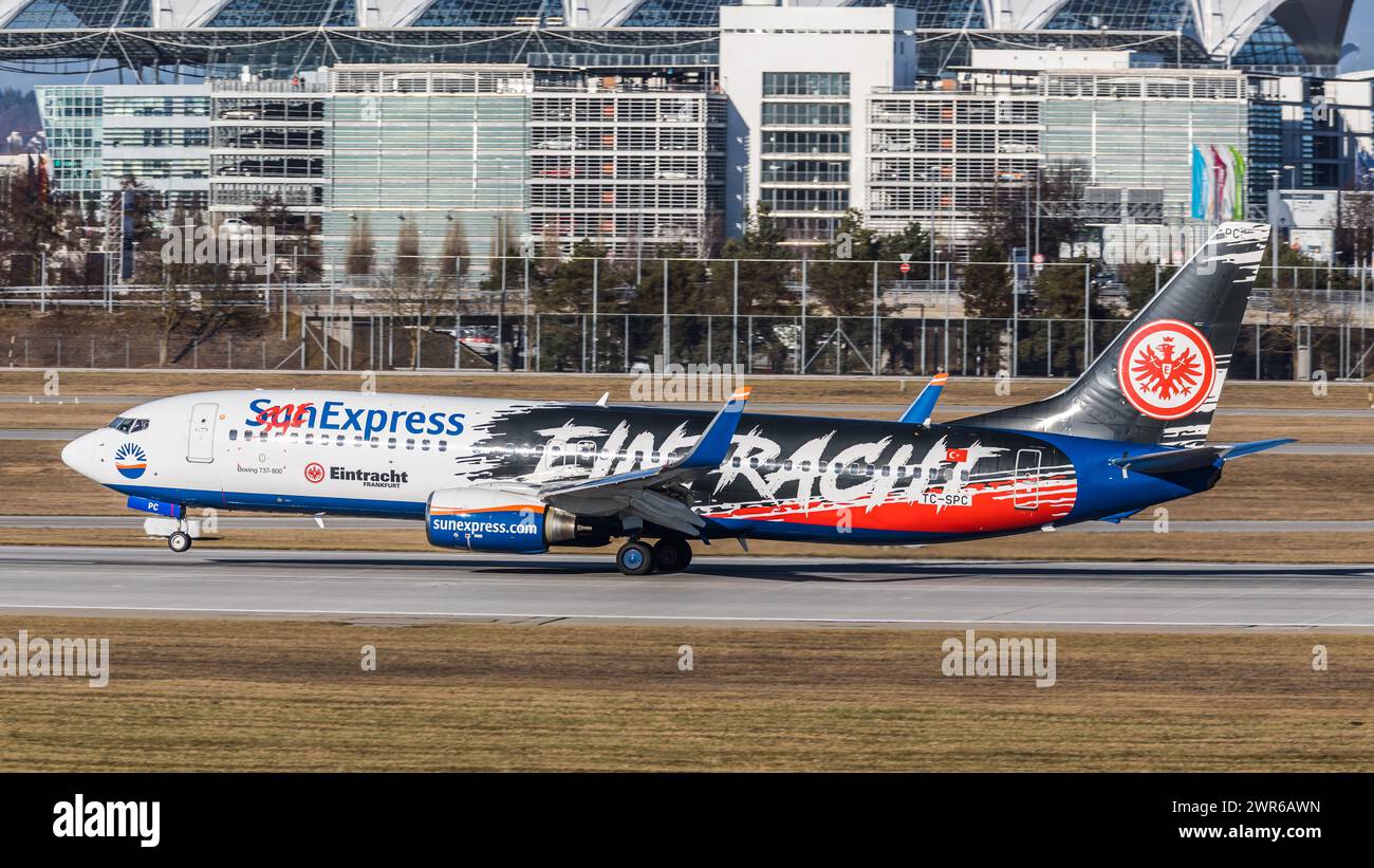 München, Deutschland - 1. Januar 2022: Eine Boeing 737-800 von Sun ... München, Deutschland - 1. Januar 2022: Eine Boeing 737-800 von Sun ...