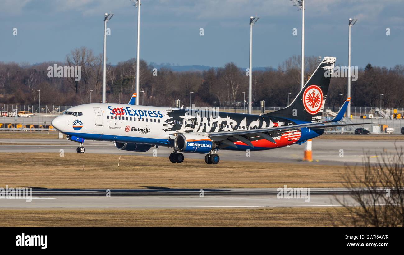 München, Deutschland - 1. Januar 2022: Eine Boeing 737-800 von Sun ... München, Deutschland - 1. Januar 2022: Eine Boeing 737-800 von Sun ...