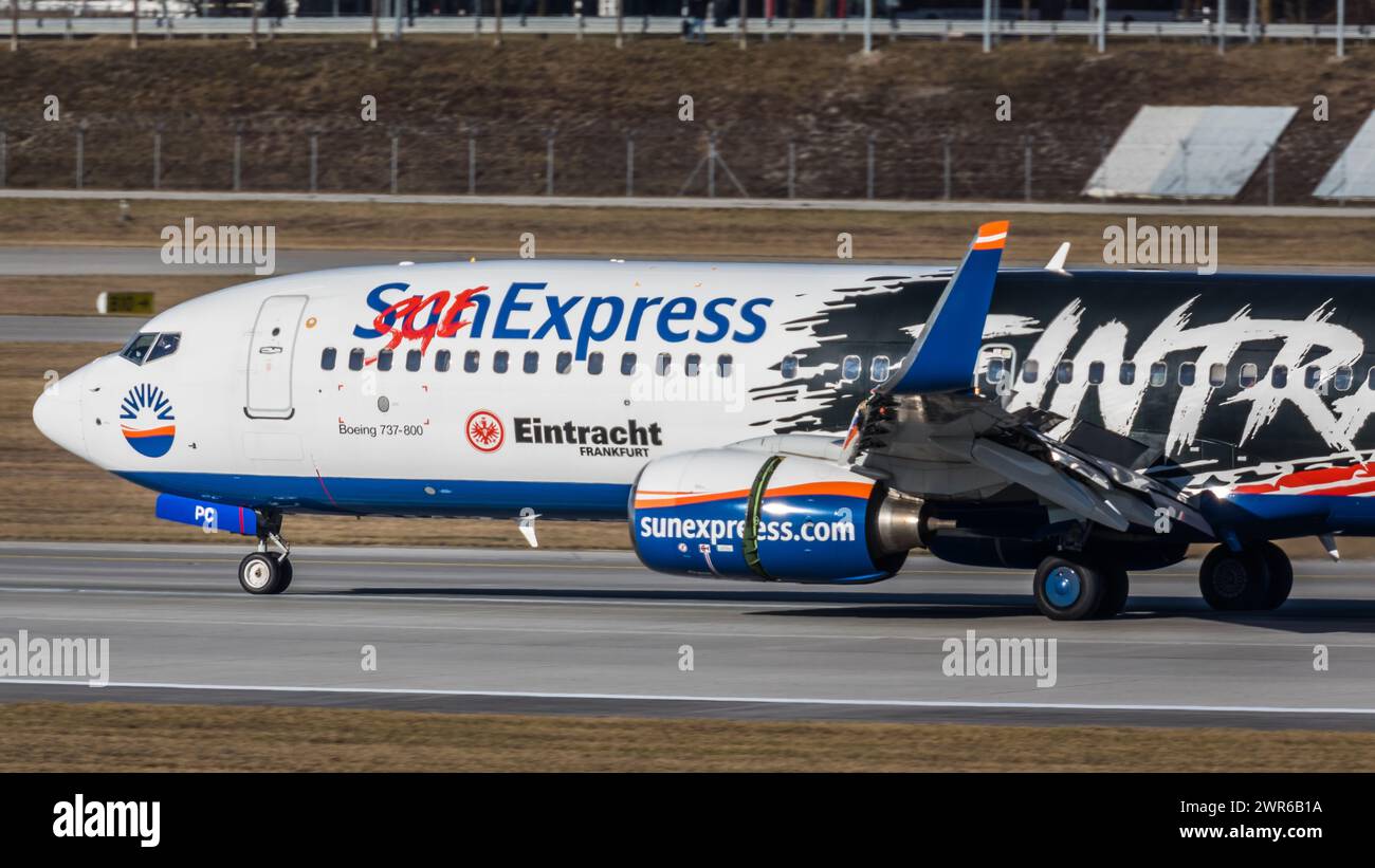 München, Deutschland - 1. Januar 2022: Eine Boeing 737-800 von Sun Express landet auf dem ...