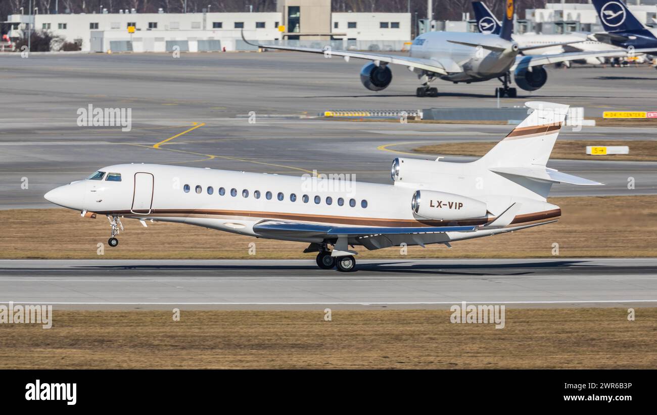 München, Deutschland - 1. Januar 2022: Ein Dassault Falcon 8X von ...