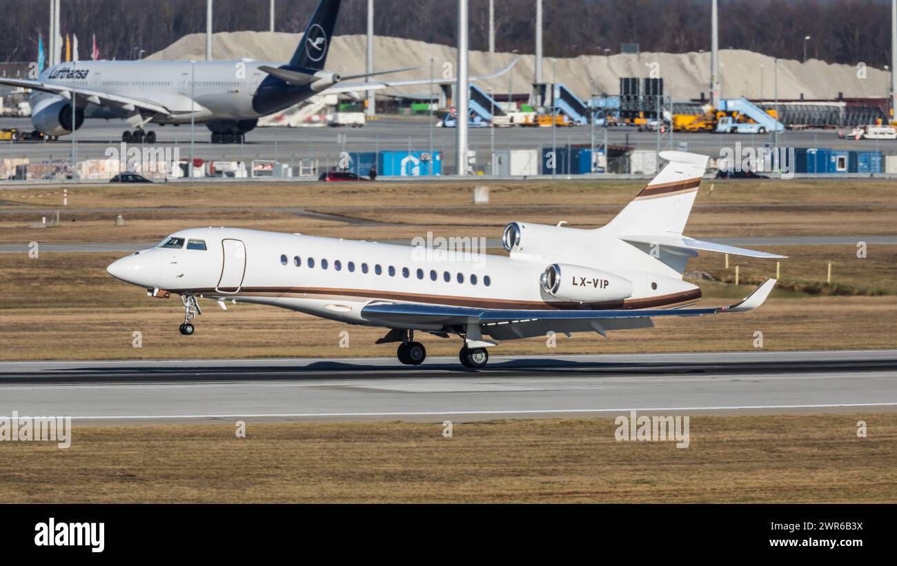 München, Deutschland - 1. Januar 2022: Ein Dassault Falcon 8X von ...