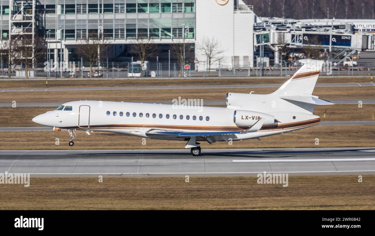 München, Deutschland - 1. Januar 2022: Ein Dassault Falcon 8X von ...