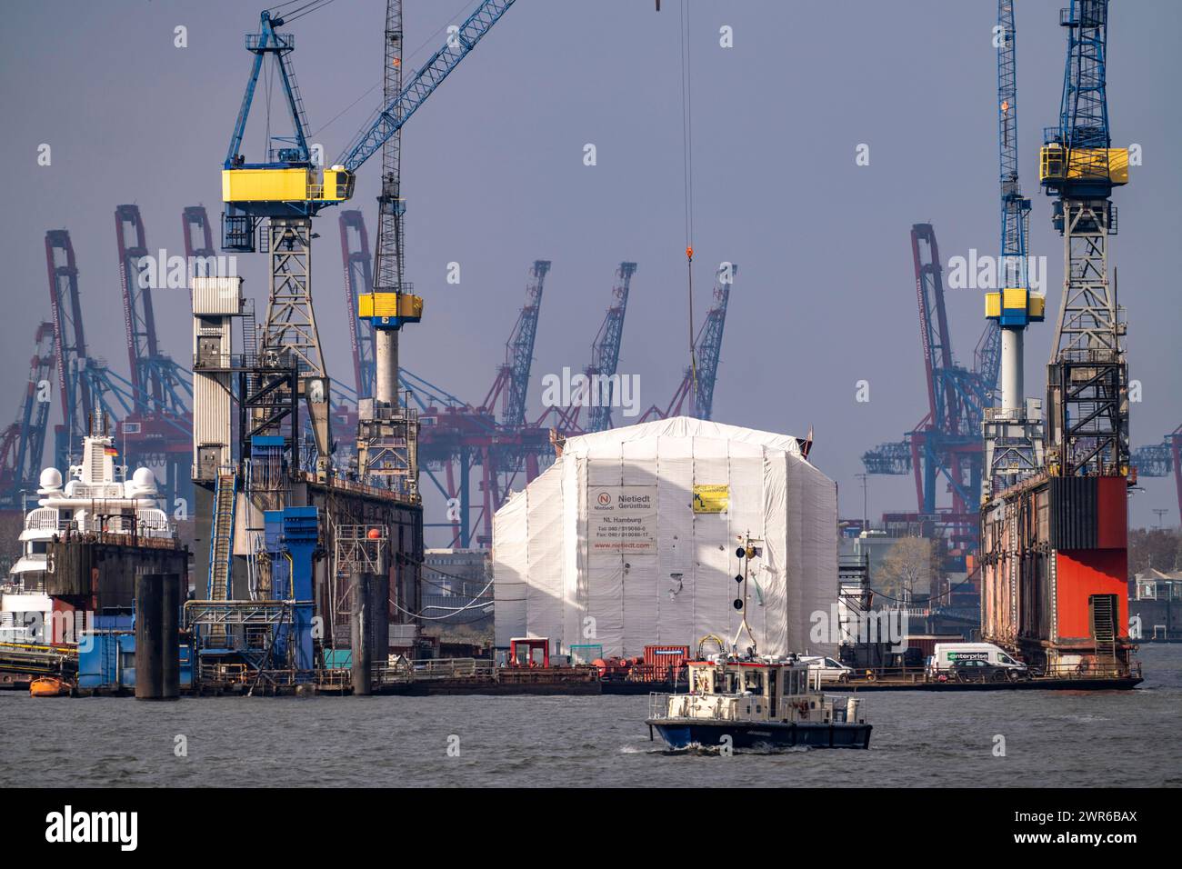 Hamburger Hafen, Schiffswerft Blohm Voss, Dock 11, eingerüstetes Schiff ...