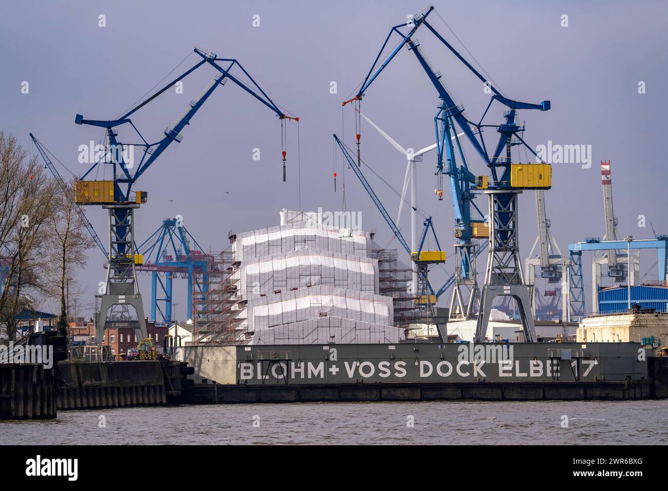 Hamburger Hafen, Schiffswerft Blohm Voss, Dock Elbe 17, eingerüstetes ... Hamburger Hafen, Schiffswerft Blohm Voss, Dock Elbe 17, eingerüstetes ...