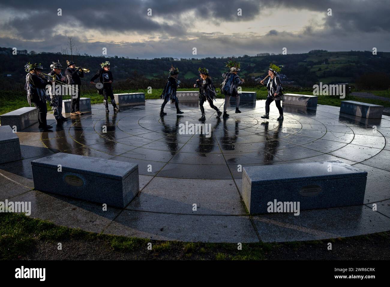 21/12/22 T'Owd Man Border Morris dance in the Solstice dawn at the ...