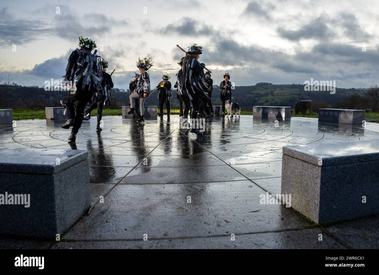 21/12/22 T'Owd Man Border Morris dance in the Solstice dawn at the ...